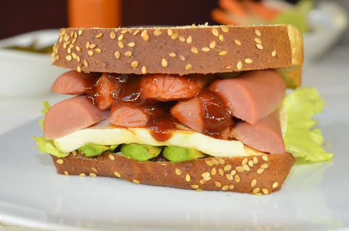 Salchicha Picante En Pan Integral Hot Dog En Rollo De Pan Integral Con