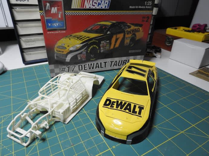 AMT_38065 #17 Matt Kenseth 2004 Ford Taurus (1:25) - Model Kits ...