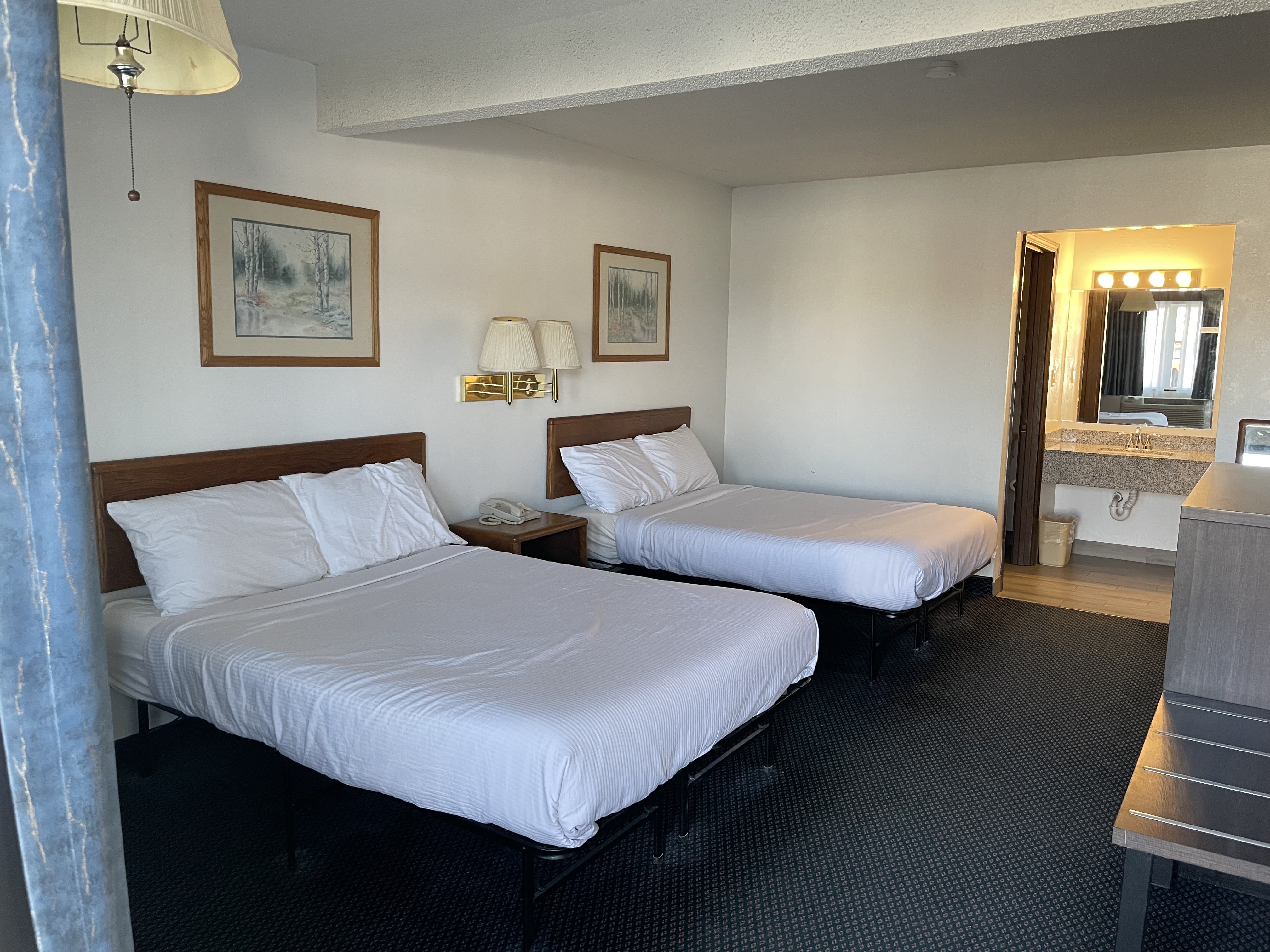 Double Bed - Our Rooms - Landmark Inn | 3-Star Hotel In Osawatomie