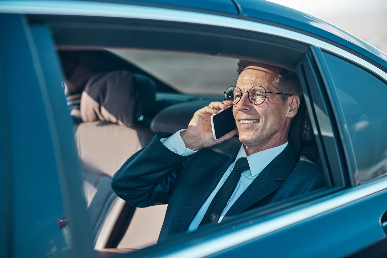 10 Reasons Why You Should Choose Professional Transportation Service