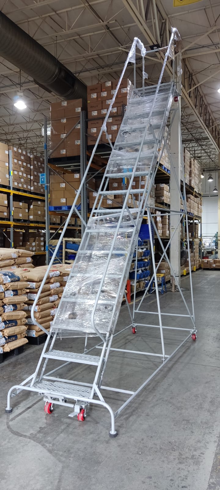 Fabricación de escaleras para almacén - Escaleras y plataformas ...