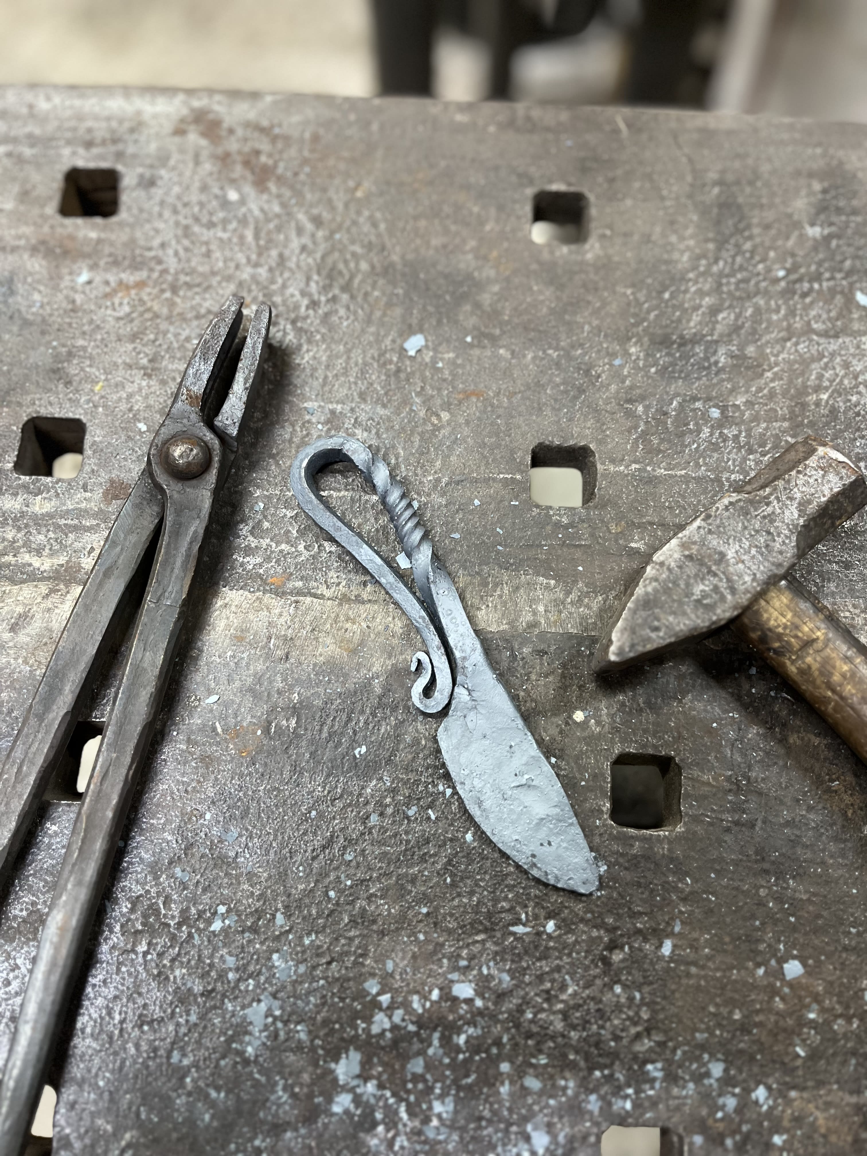 Making a Blacksmith Knife - 1 Day Blacksmith Knife Making Class - Tree ...